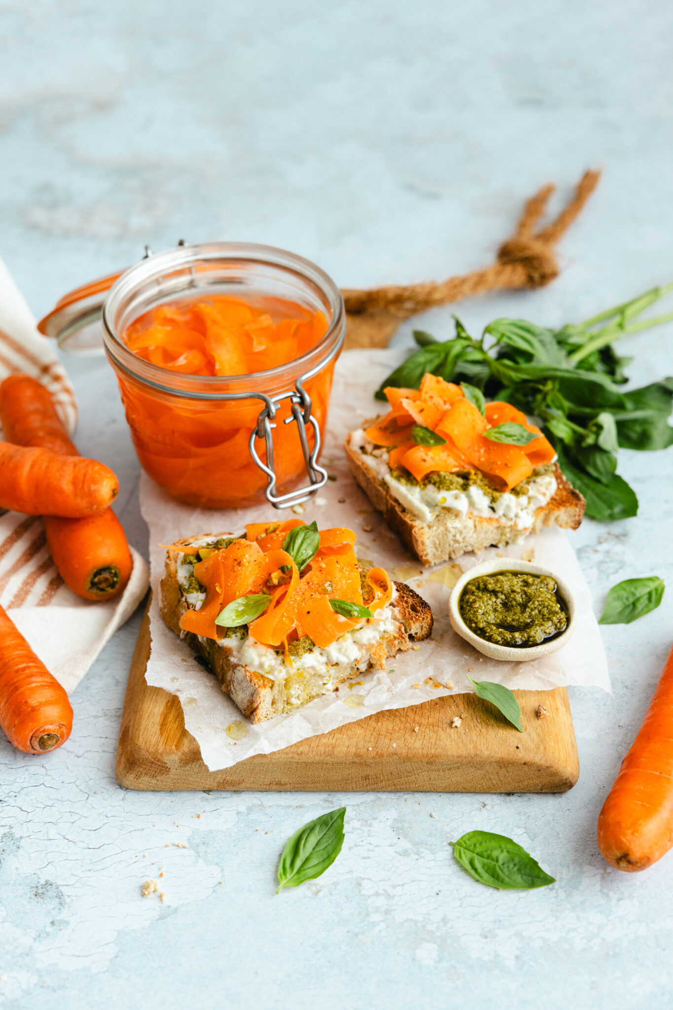 Tartines de stracciatella, pesto et pickles de carotte - Carottes de France